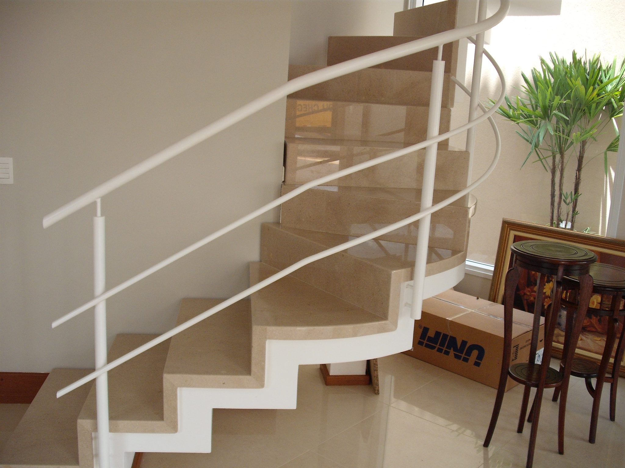 Escada Curva em Mármore Crema Marfil - Minas Pedras