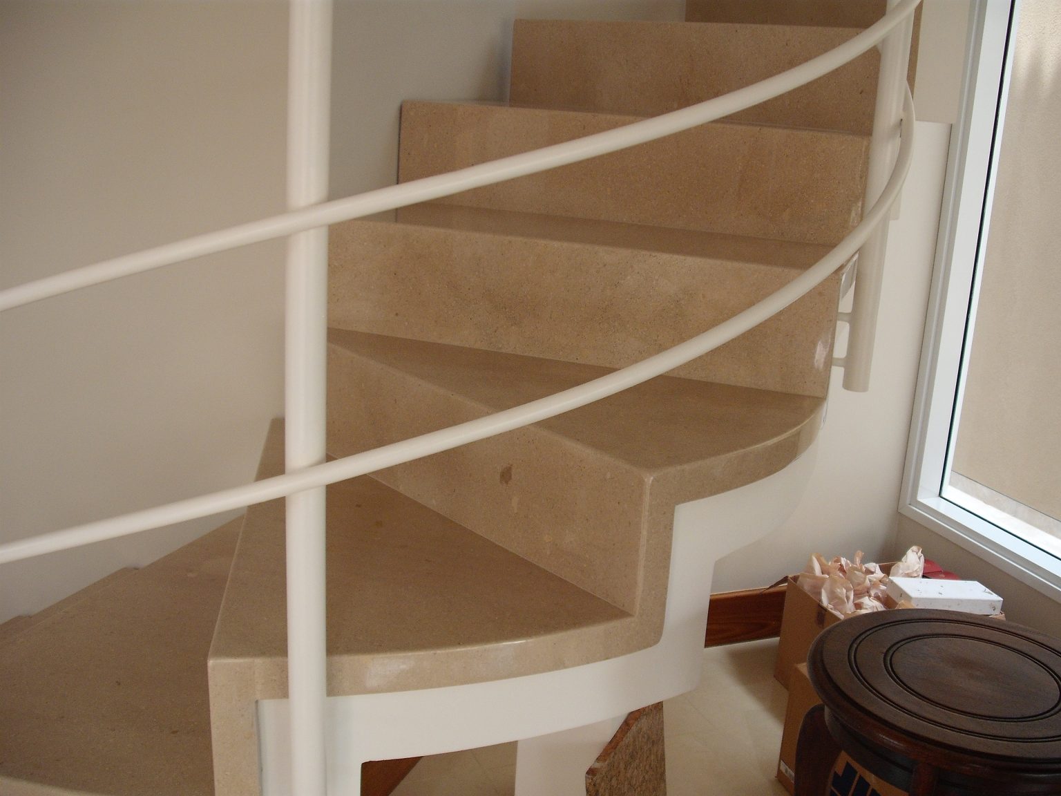 Escada Curva em Mármore Crema Marfil - Minas Pedras