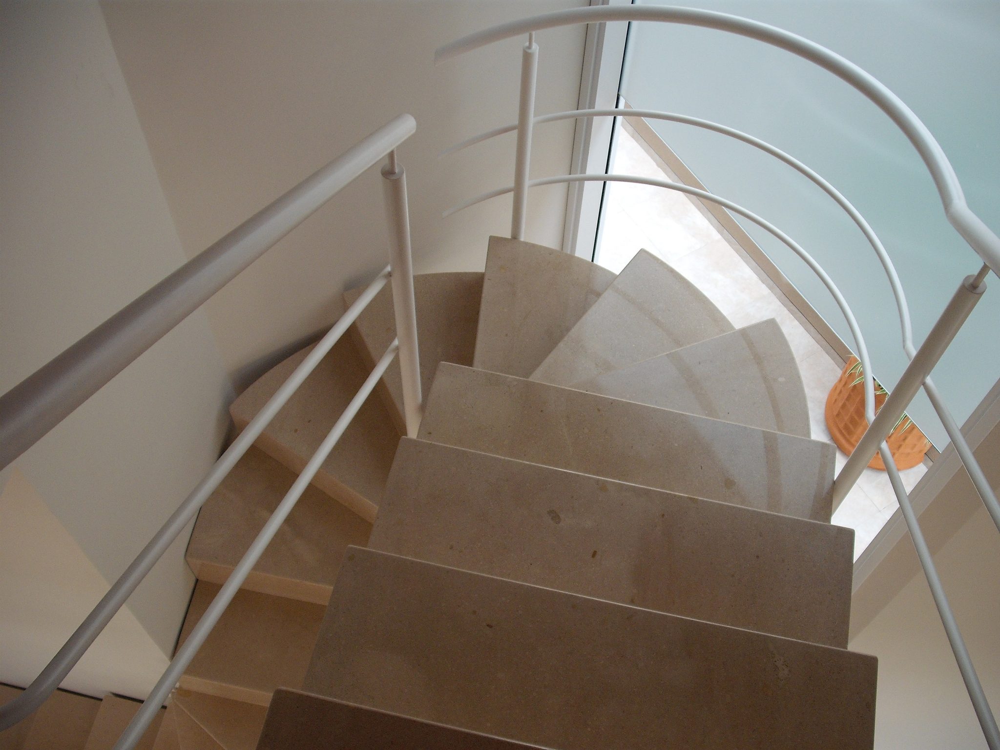 Escada Curva em Mármore Crema Marfil - Minas Pedras