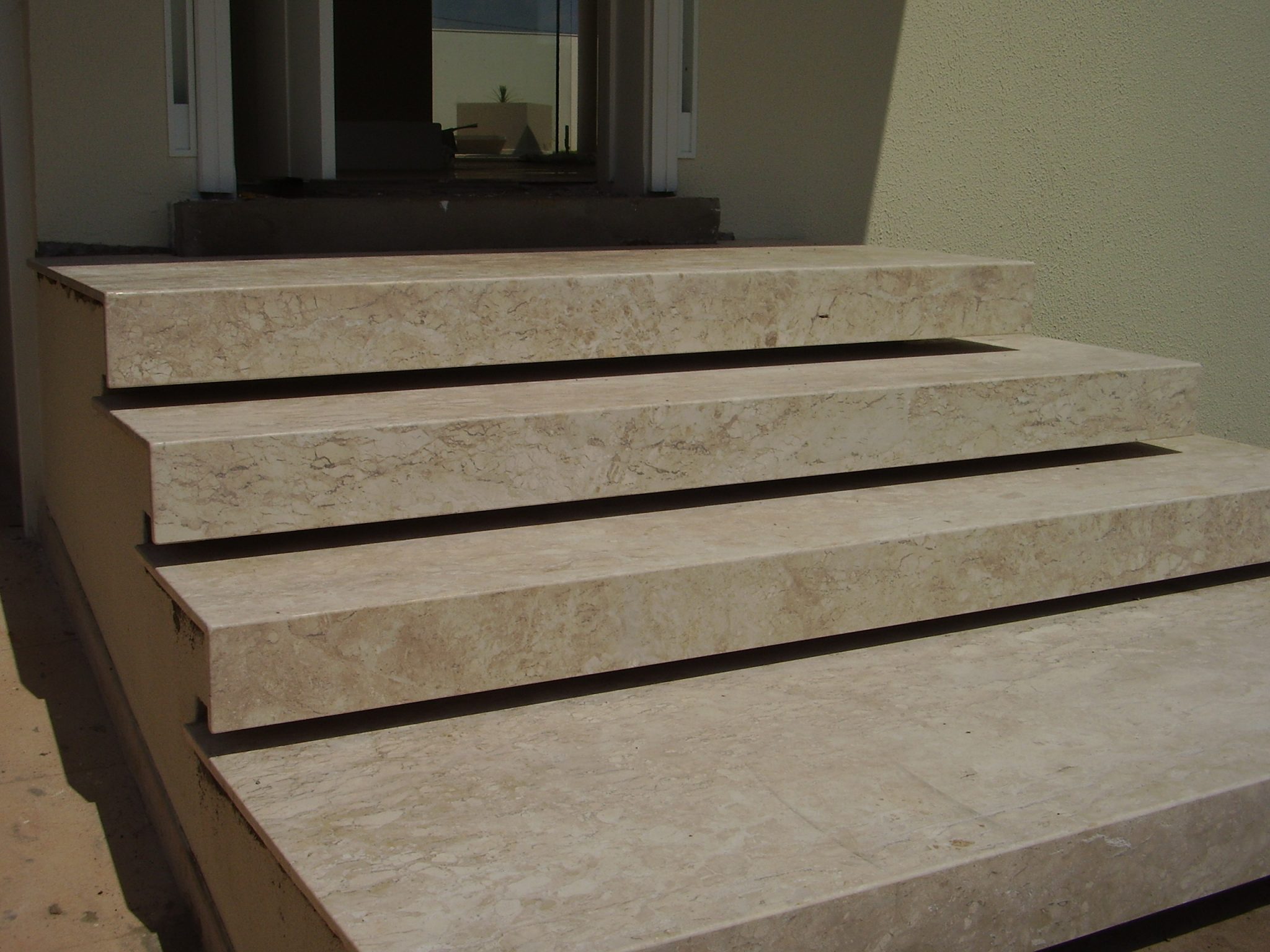 Escada Externa com Degraus em Mármore Travertino Nacional - Minas Pedras